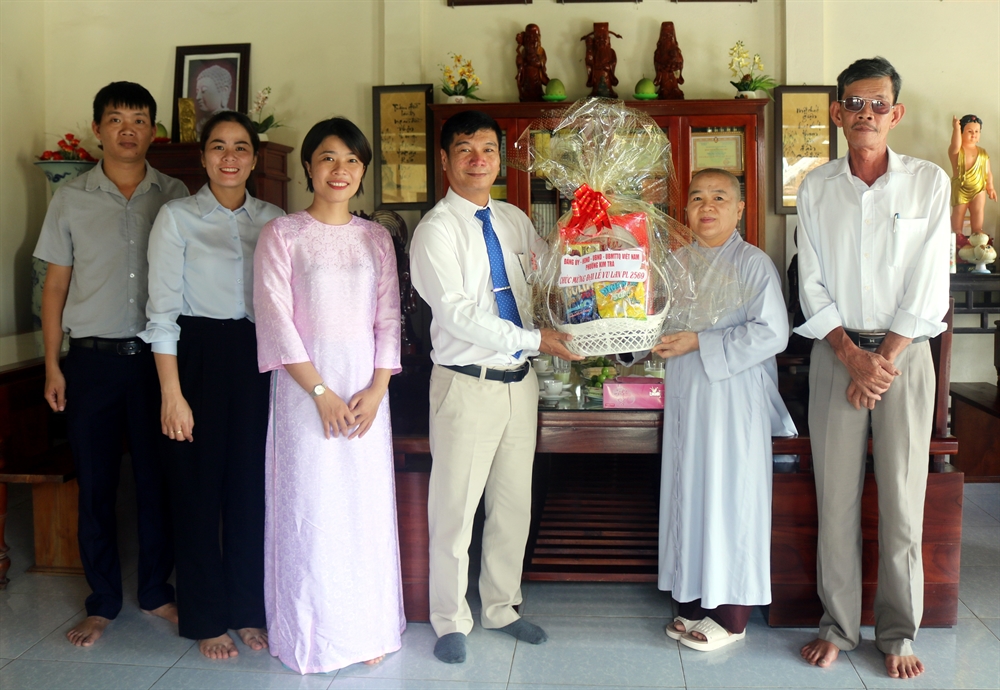 Bí thư Đảng ủy phường Kim Trà thăm, chúc mừng các cơ sở Phật giáo nhân ...