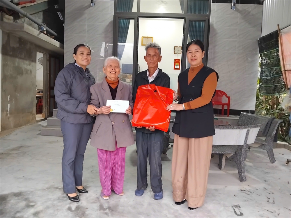 LÃNH ĐẠO HỘI ĐỒNG NHÂN DÂN PHƯỜNG KIM TRÀ THĂM, TẶNG QUÀ NHÂN DỊP TẾT ...